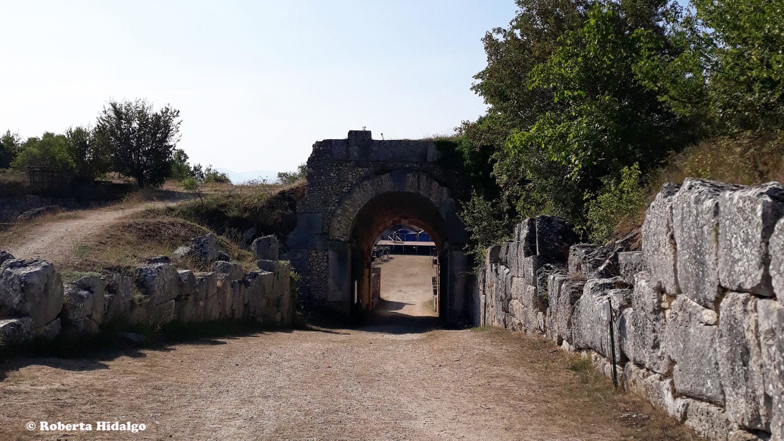 Alba Fucens... la città romana che sorge in Abruzzo ... Testi e foto ...