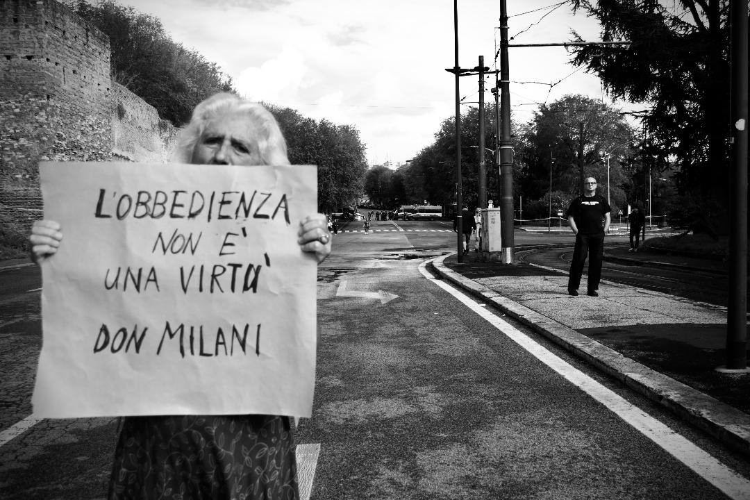 La Foto del Giorno: "L'obbedienza non è una virtù" è di Laura Crialesi ...